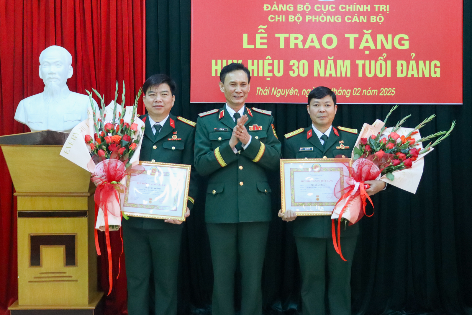 Trao Huy hiệu 30 năm tuổi Đảng